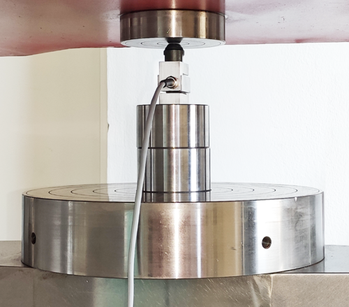 Accredited calibration of force sensors